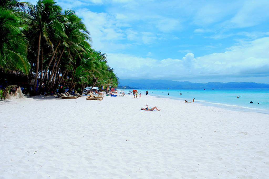 White Beach Filipina Terpilih Jadi Pantai Terbaik di Asia
