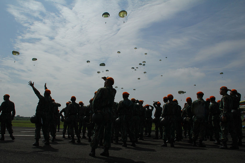 Kisah Penerjun Wanita TNI Menaklukkan Udara