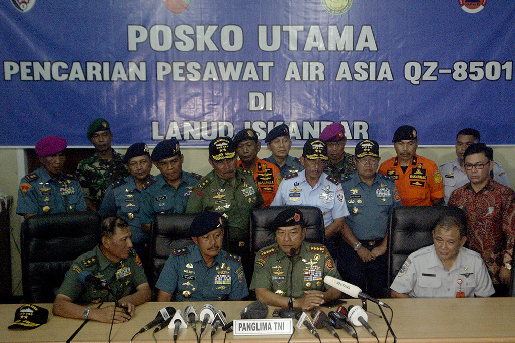 Panglima TNI Apresiasi Tim Penyelam SAR Panglima TNI Apresiasi Tim Penyelam SAR