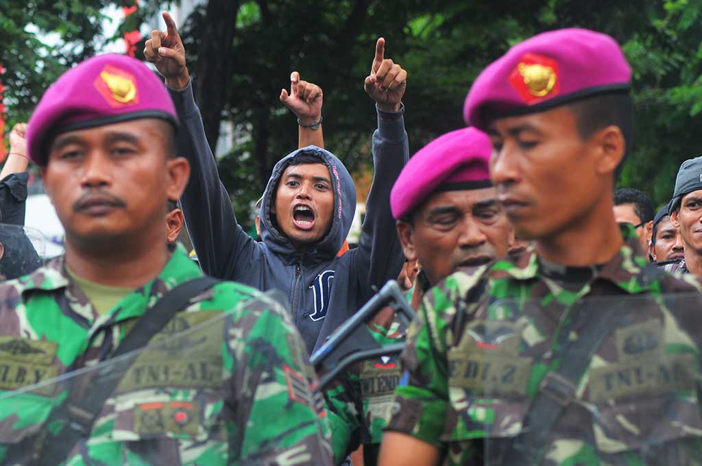 Marinir dan Warga Hadang Eksekusi Lahan Sengketa Marinir dan Warga Hadang Eksekusi Lahan Sengketa