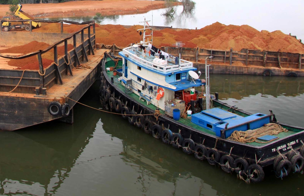Kapal Tongkang Dipreteli di Perairan Banyuwangi