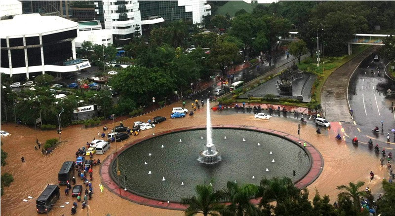 Banjir di Bundaran Monas, Kendaraan tak Bisa Melintas - Medcom.id Banjir di Bundaran Monas, Kendaraan tak Bisa Melintas - Medcom.id