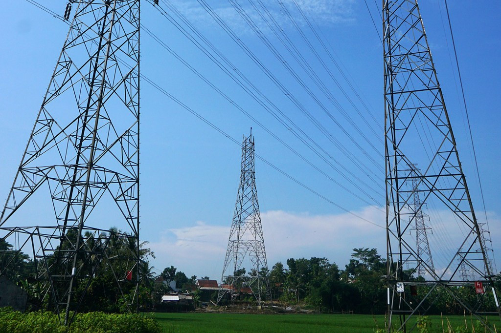 PLN Pasang 5 Tower Listrik Darurat di Sumsel