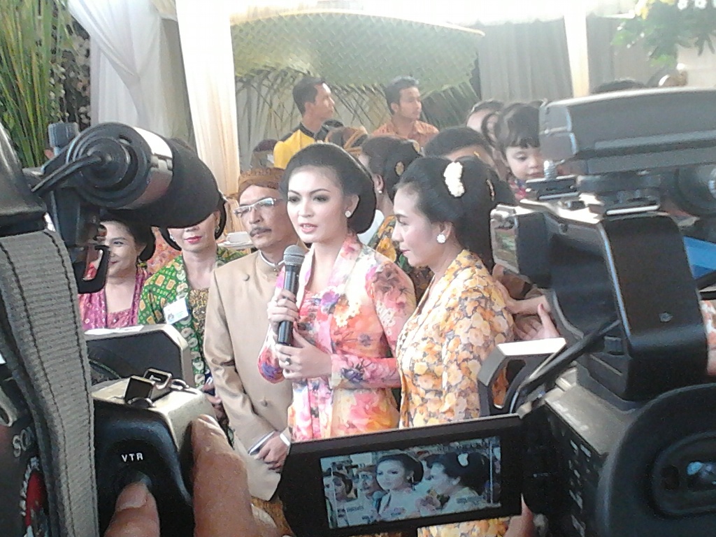 Usai Siraman, Selvi Minta Doa Restu Wartawan