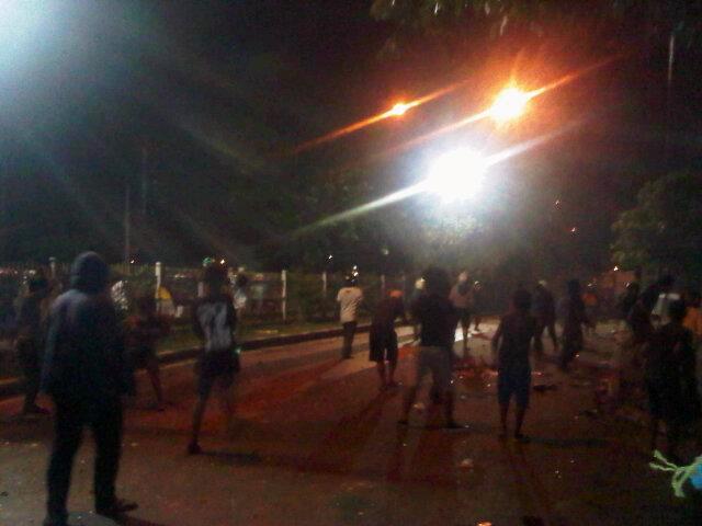 Tawuran Antar Pemuda Pecah di Belakang LP Cipinang Tawuran Antar Pemuda Pecah di Belakang LP Cipinang