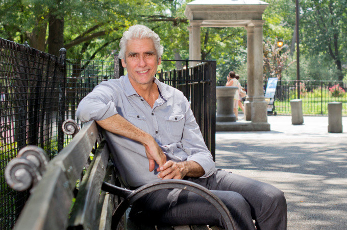 Mark Reay, Model & Aktor yang Hidup Menggelandang