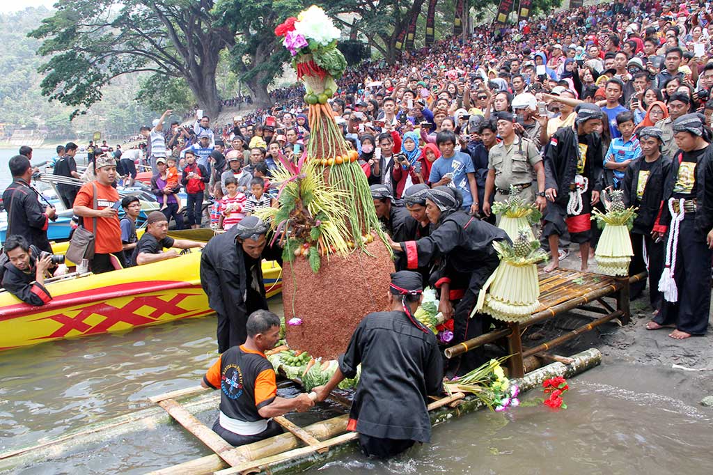 Ritual Larungan di Telaga Ngebel Ponorogo