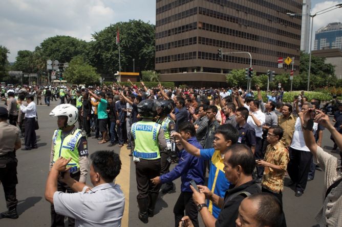 Gathering Crowds in the Midst of Terror Attack, Brave or Immature?