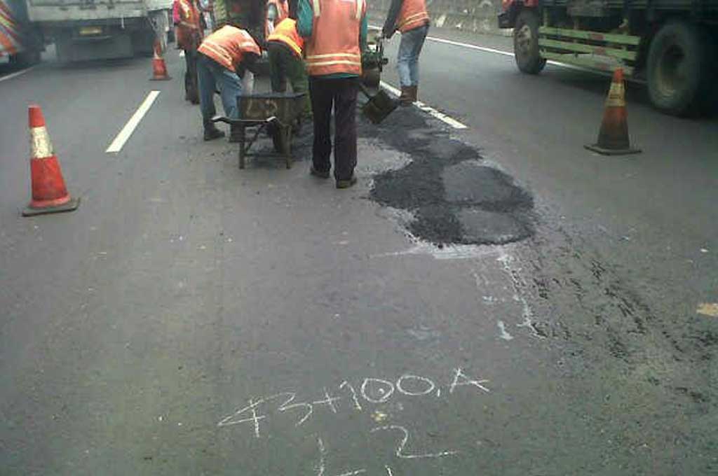 Waspada Lubang Jalan saat Melintas di Jalan Tol