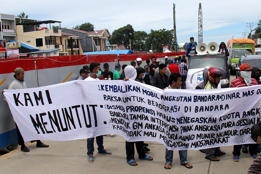Puluhan Pemilik dan Sopir Angkot Demo di Makassar Puluhan Pemilik dan Sopir Angkot Demo di Makassar
