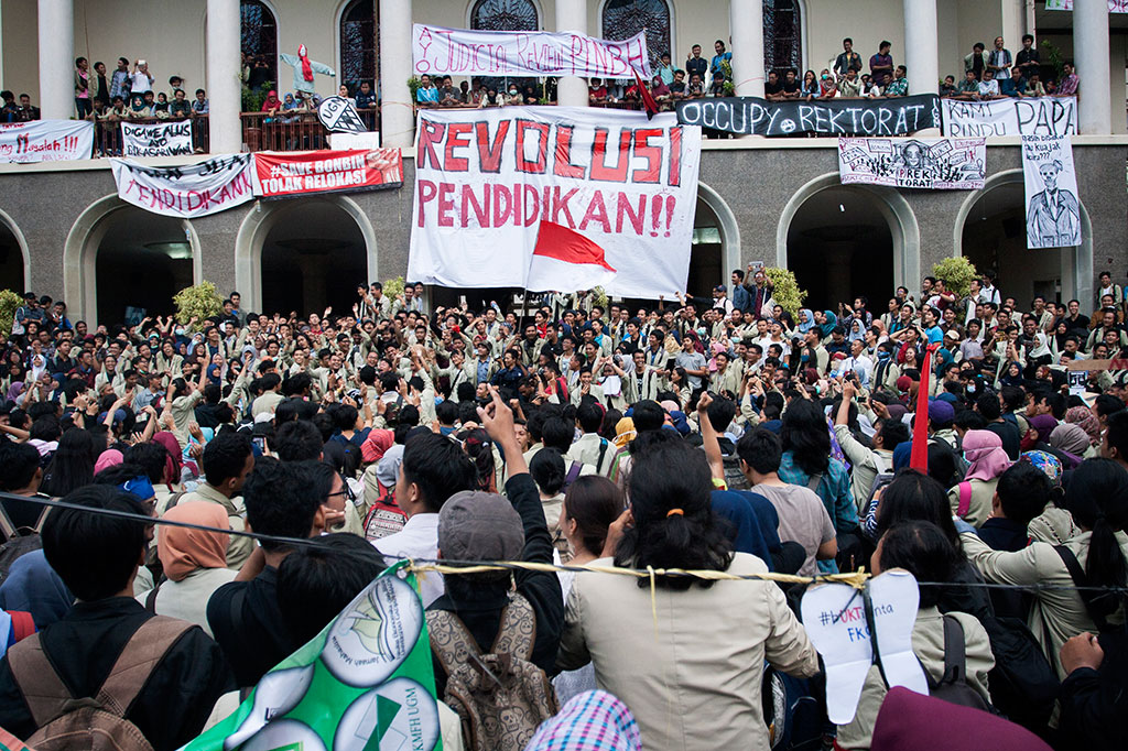 Mahasiswa UGM Tolak Kenaikan Uang Kuliah Tunggal Mahasiswa UGM Tolak Kenaikan Uang Kuliah Tunggal