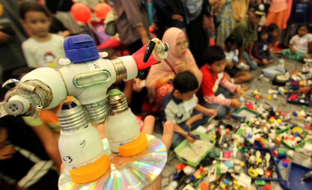 Antusias Anak-anak Ikuti Lomba Rakit Robot Mainan dari Barang Bekas