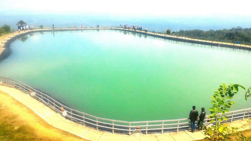 Menikmati Keindahan Gunung Api Purba di Atas Embung Ngelanggeran