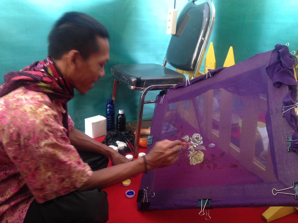 Raup Omzet hingga Rp10 Juta dari Jilbab Lukis