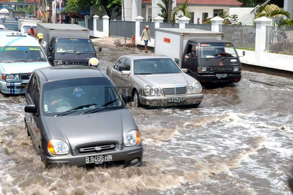 Begini Atasi Kopling Macet Usai Mobil Terjang Banjir
