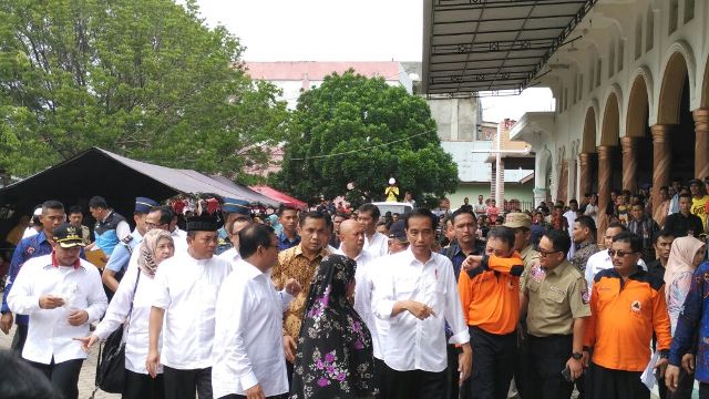 Jokowi Visits Evacuation Camp in Pidie Jaya