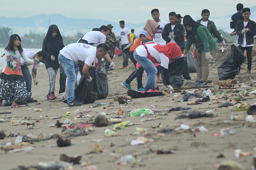 Warga Padang Gelar Aksi Bersih-bersih Pantai