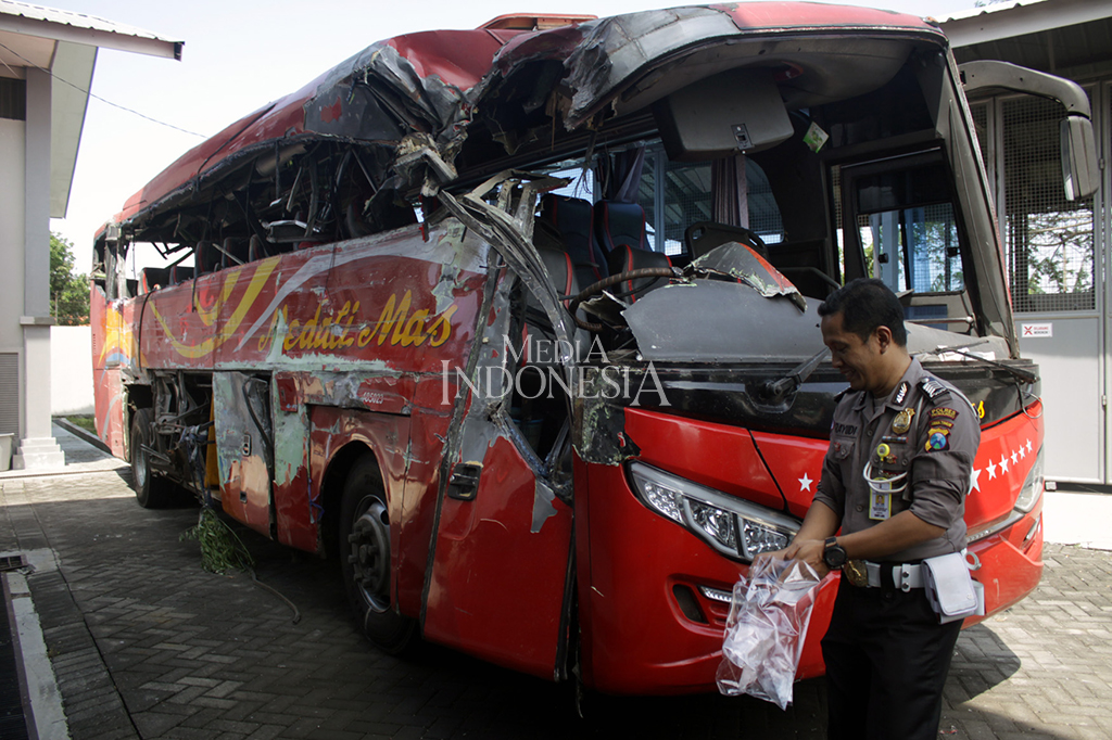 Tabrakan Bus dan Truk di Probolinggo, 10 Tewas