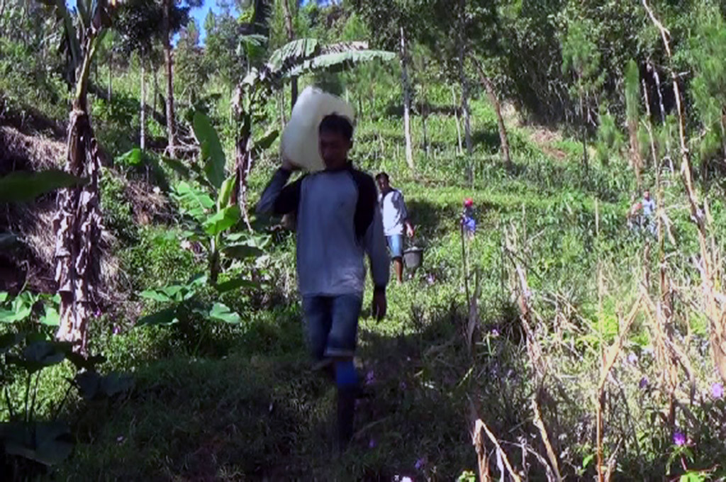 Warga Lereng Gunung Slamet Harus Menyusuri Bukit Demi Air Bersih