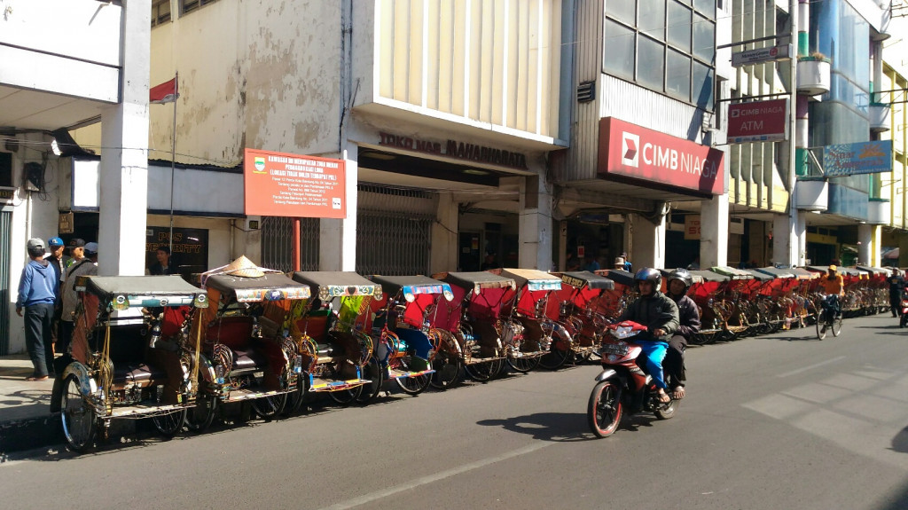 Pengayuh Becak Minta Jalur Khusus di Bandung