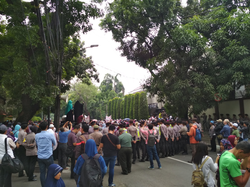 Ratusan Polisi Kawal Demo di Kedubes Myanmar - Medcom.id Ratusan Polisi Kawal Demo di Kedubes Myanmar - Medcom.id