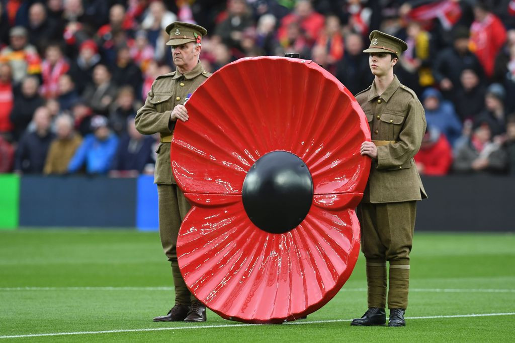 Bunga poppy raksasa saat diperlihatkan di Stadion Anfield pada 2016 ...