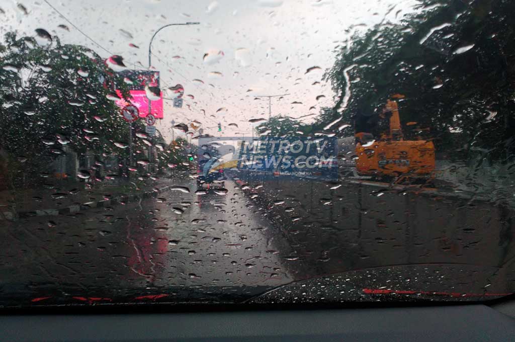 Tips Usir Embun di Kaca Mobil Saat Hujan