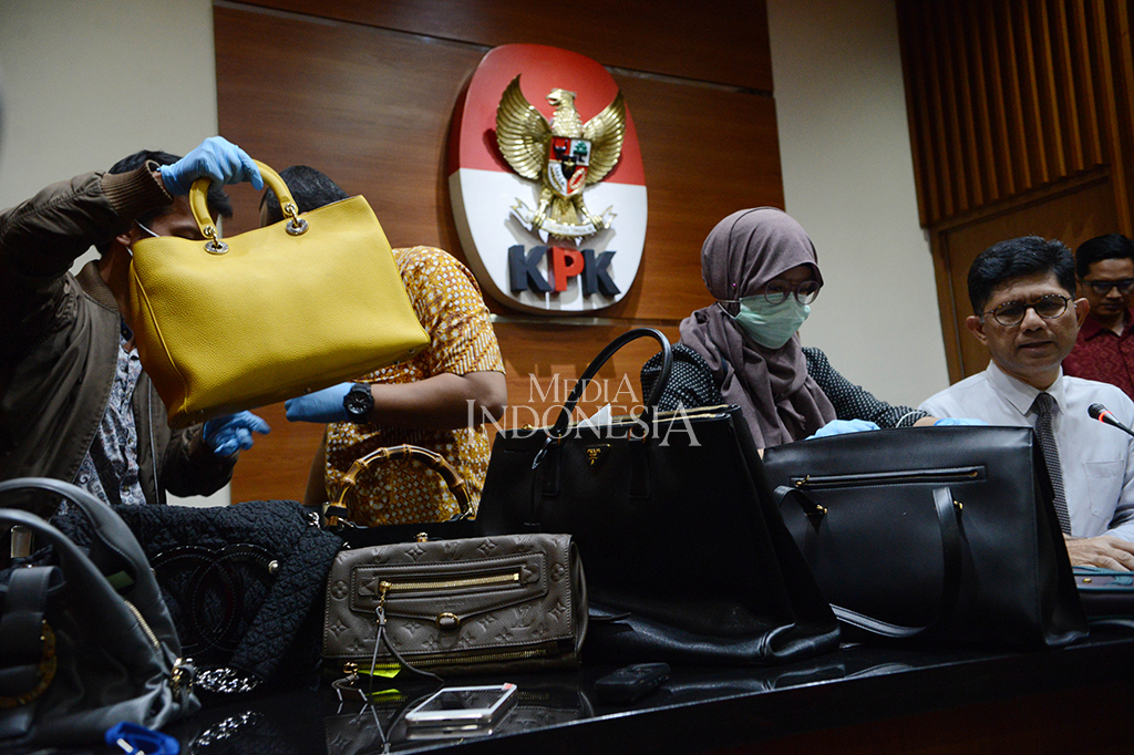 KPK Sita Tas Branded Hingga Mobil Mewah Bupati Kukar KPK Sita Tas Branded Hingga Mobil Mewah Bupati Kukar