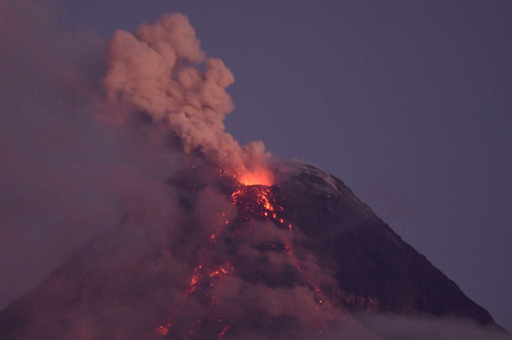 Gunung Mayon Masih Semburkan Lava Pijar