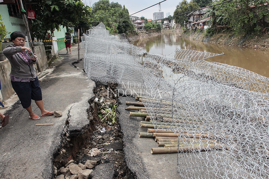 Petugas Pasang Bronjong di Jalan Retak Kampung Berlan