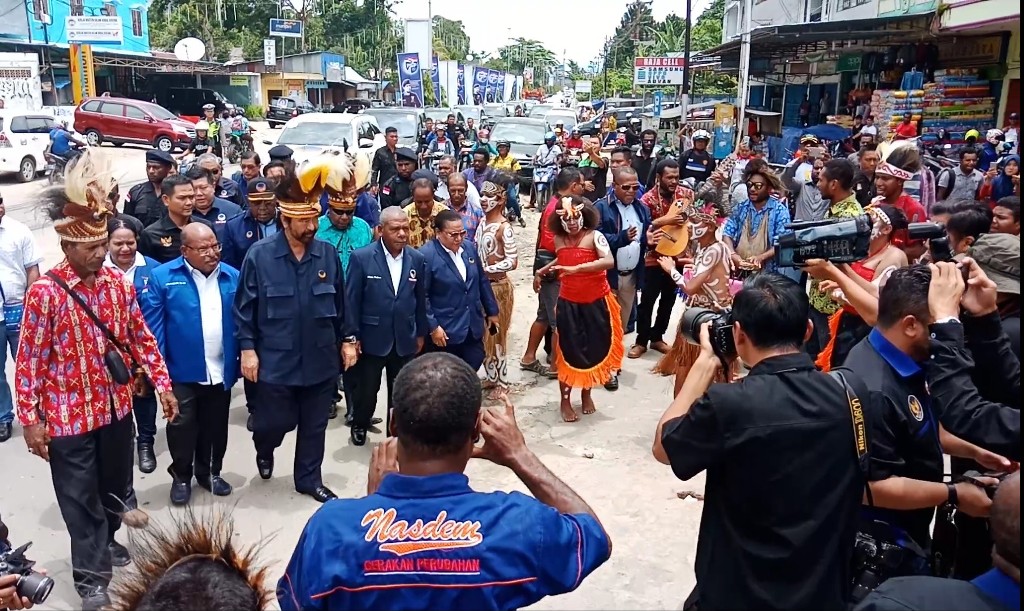 Tarian Adat Sentani Sambut Kedatangan Surya Paloh di Papua