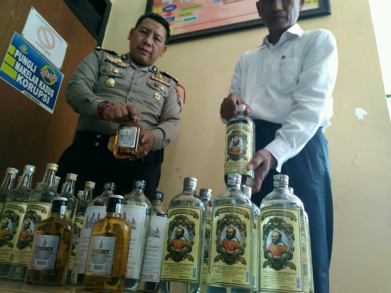 Puluhan Botol Miras Disita dari Toko Kelontong di Malang