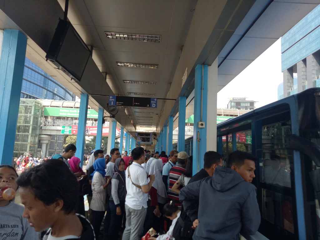 Antrean Penumpang TransJakarta Mengular di Halte Tosari