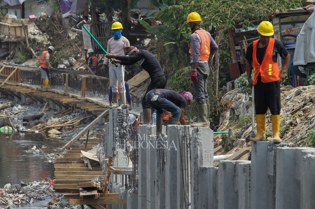 Pemasangan Turap di Kali Grogol Ditargetkan Selesai Desember