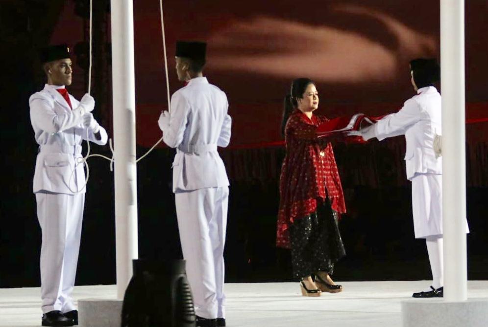 Menko PMK Bawakan Bendera Merah Putih Menko PMK Bawakan Bendera Merah Putih