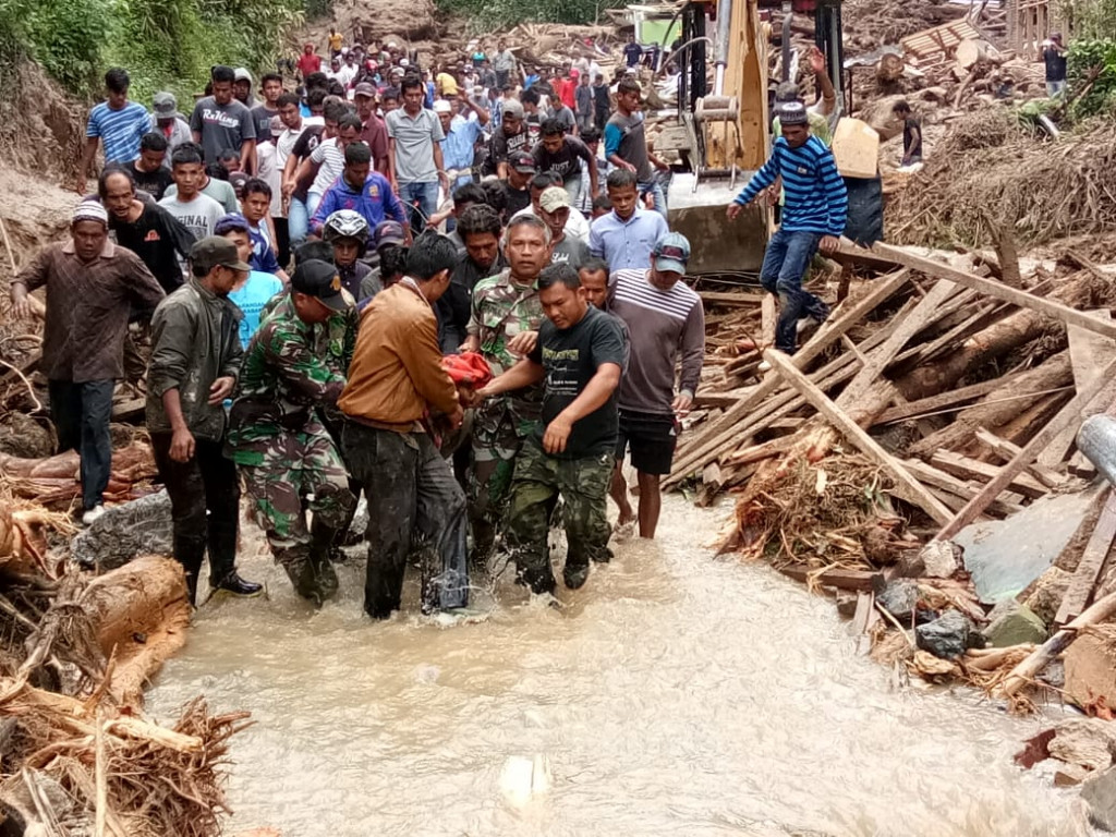 TNI Bantu Evakuasi Korban Banjir di Mandailing Natal