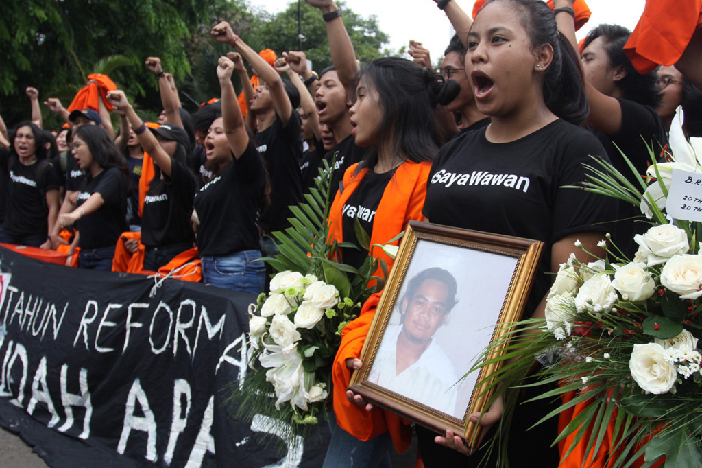 Massa Gelar Aksi Memperingati Tragedi Semanggi I di Istana