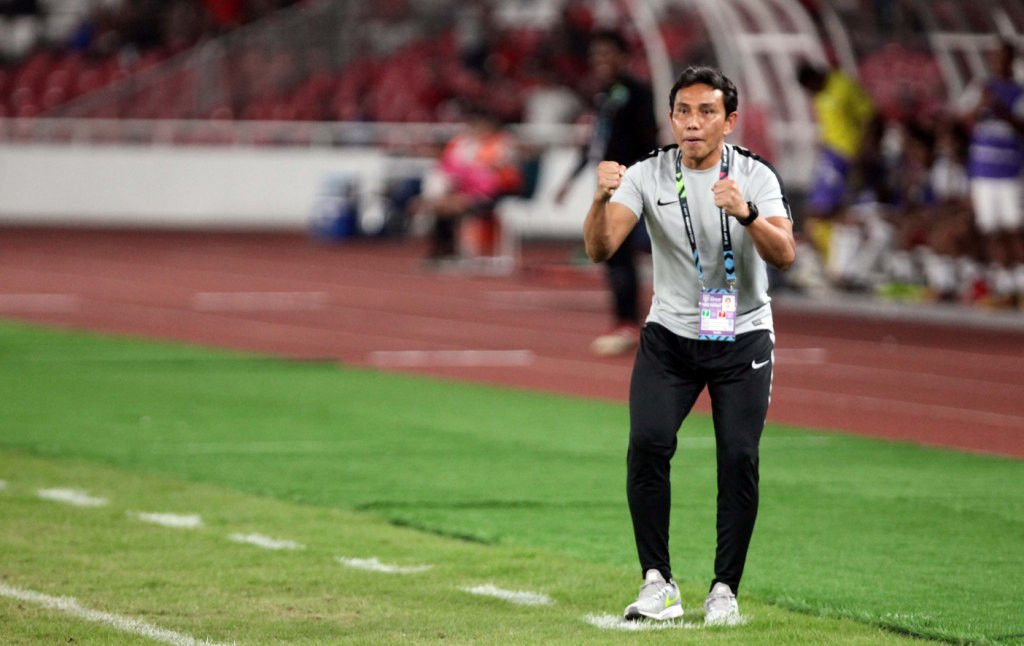 Pelatih Indonesia Bima Sakti memberikan instruksi ketika pertandiongan ...