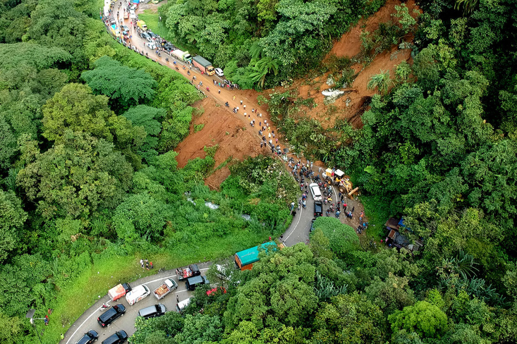 Akses Jalan Padang-Jambi Putus Akibat Longsor