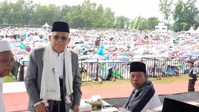 Maruf Visits Trenggalek, Attends Prayer Event