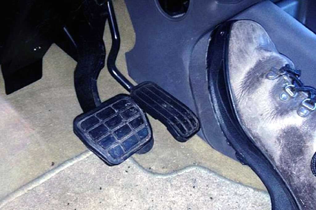 Bahaya Injak Pedal Rem Mobil Matic Pakai Kaki Kiri
