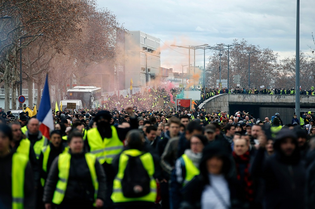 Dua Faksi Rompi Kuning Bentrok di Lyon Prancis