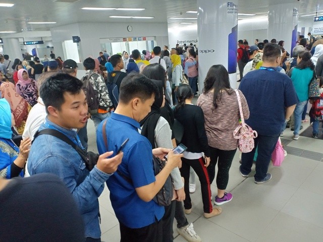 Operasional MRT di Hari Pertama Tak Optimal