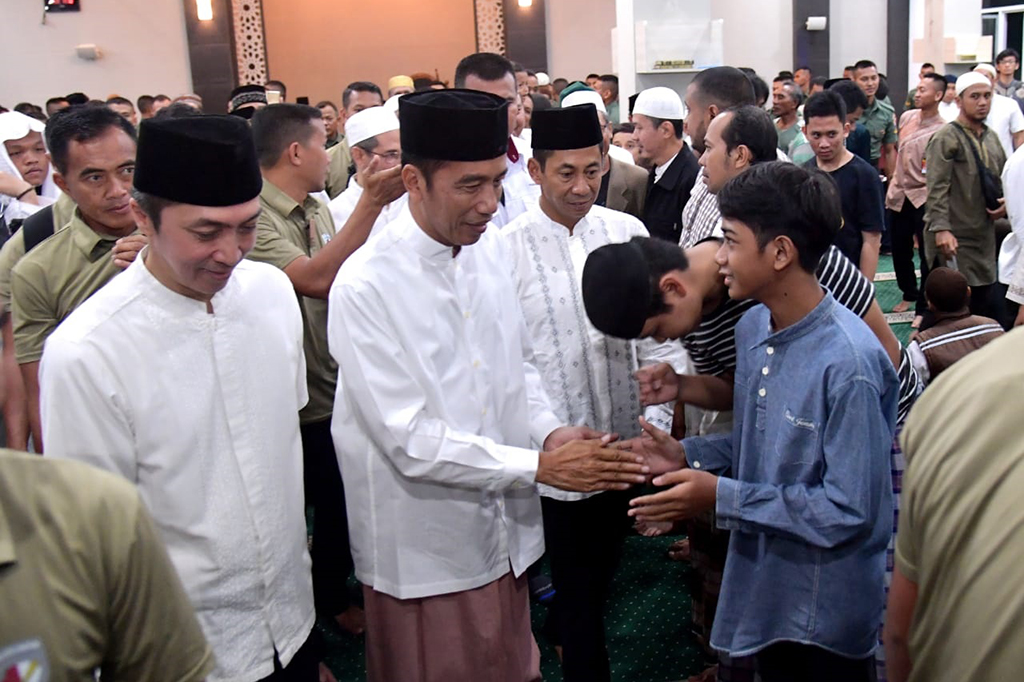Jokowi Laksanakan Salat Tarawih Pertama di Bogor