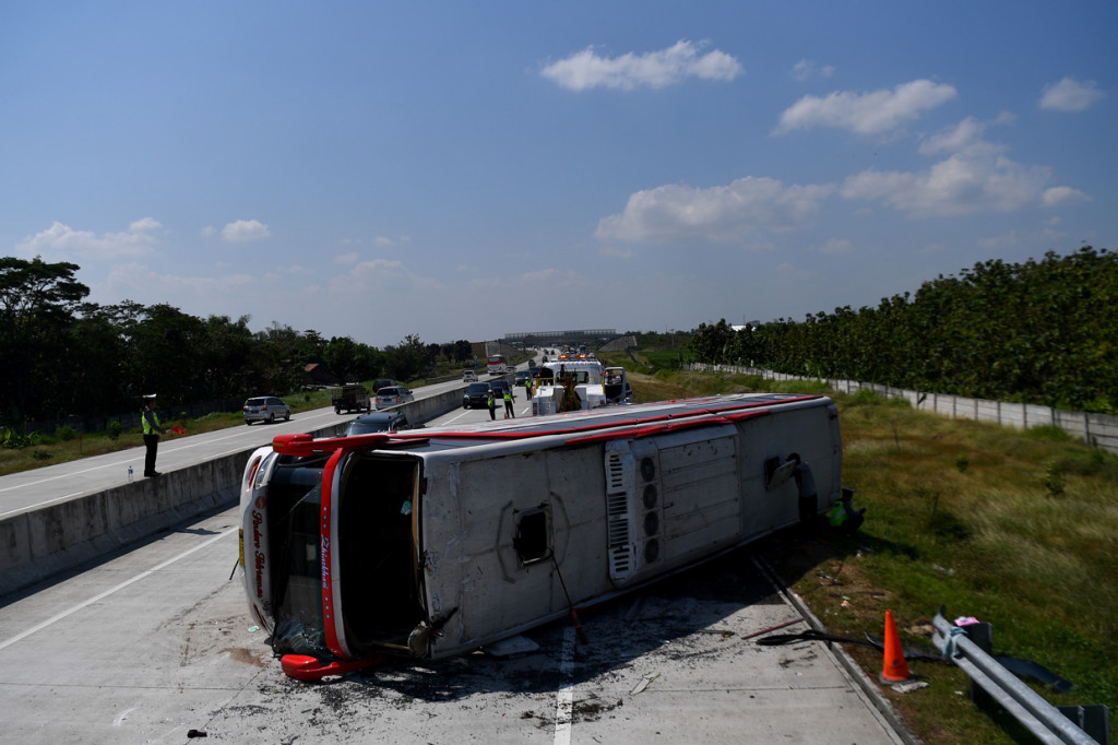 Bus Sindoro Satriamas Terguling di Jalan Tol Ngawi-Solo