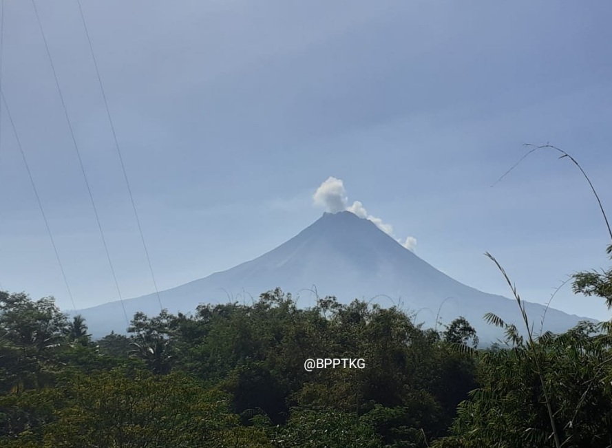 Gunung Merapi Luncurkan Awan Panas Sejauh 1.200 Meter