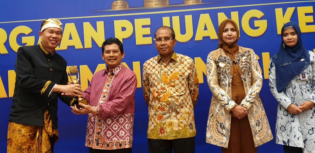 Ali Ghufron Raih Penghargaan Pejuang Kesehatan