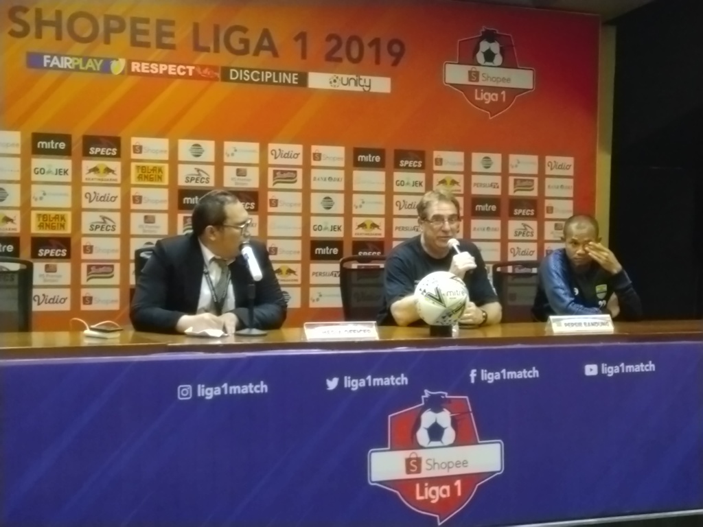 Pelatih Persib Bandung, Robert Rene Alberts, dalam konferensi pers usai ... Pelatih Persib Bandung, Robert Rene Alberts, dalam konferensi pers usai ...