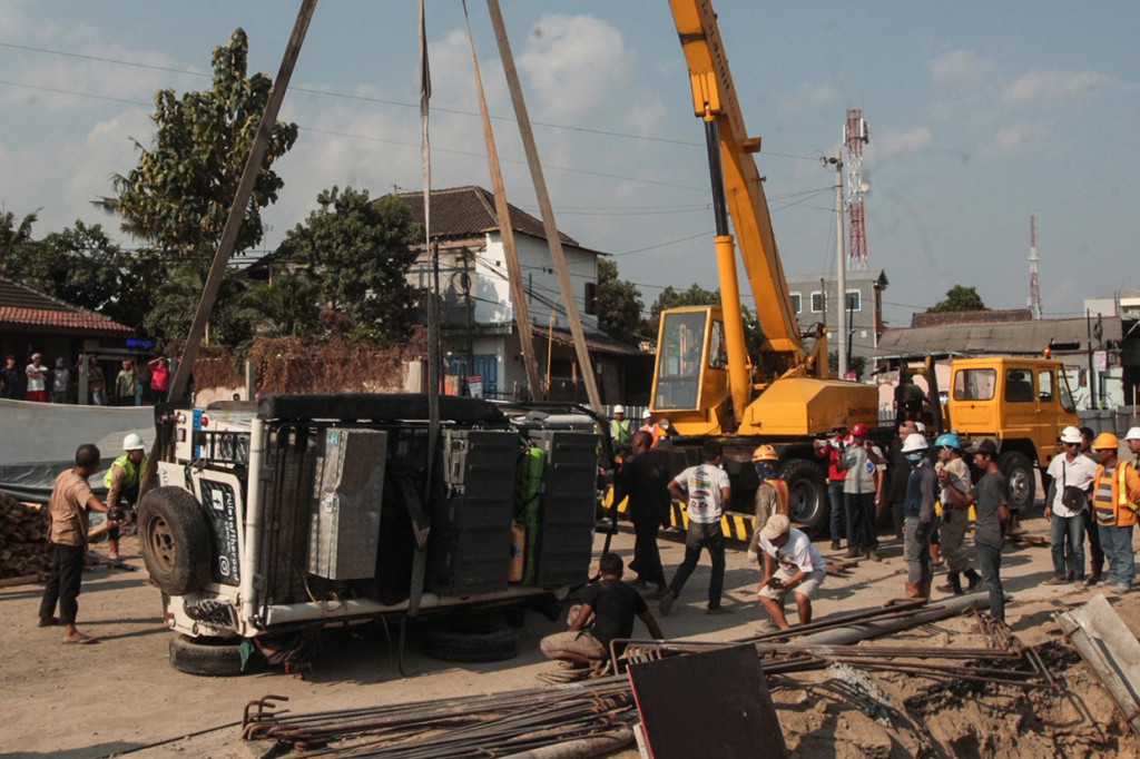 Mobil dan Truk Terguling di Proyek Underpass Kentungan Yogyakarta
