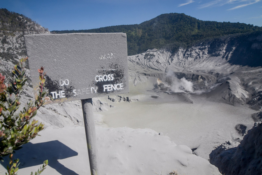Debu Vulkanik Selimuti Kawah Ratu Tangkuban Parahu